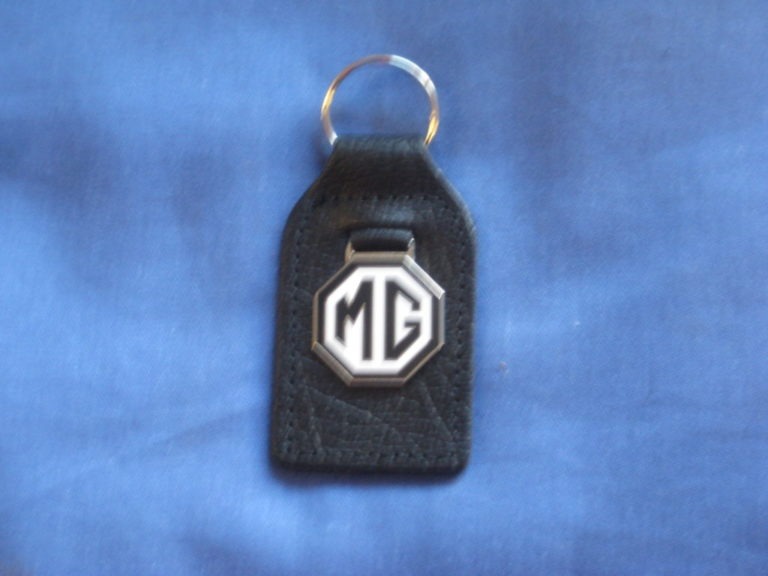 GAC4037BW MGB & MIDGET BLACK LEATHER KEY FOB WITH BLACK & WHITE MG LOGO ...
